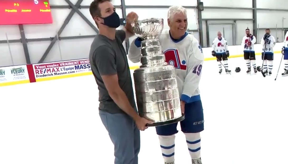 Alain Côté a touché à la Coupe Stanley (dans son uniforme des Nordiques ...