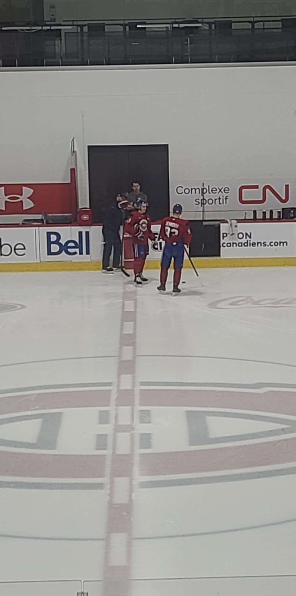 C’est (vraiment) cool que Lane Hutson se soit déplacé pour pratiquer ...